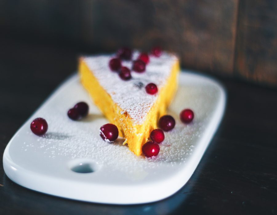 Saffranskladdkaka med vit choklad och lingongrädde • Heavenly Cupcake