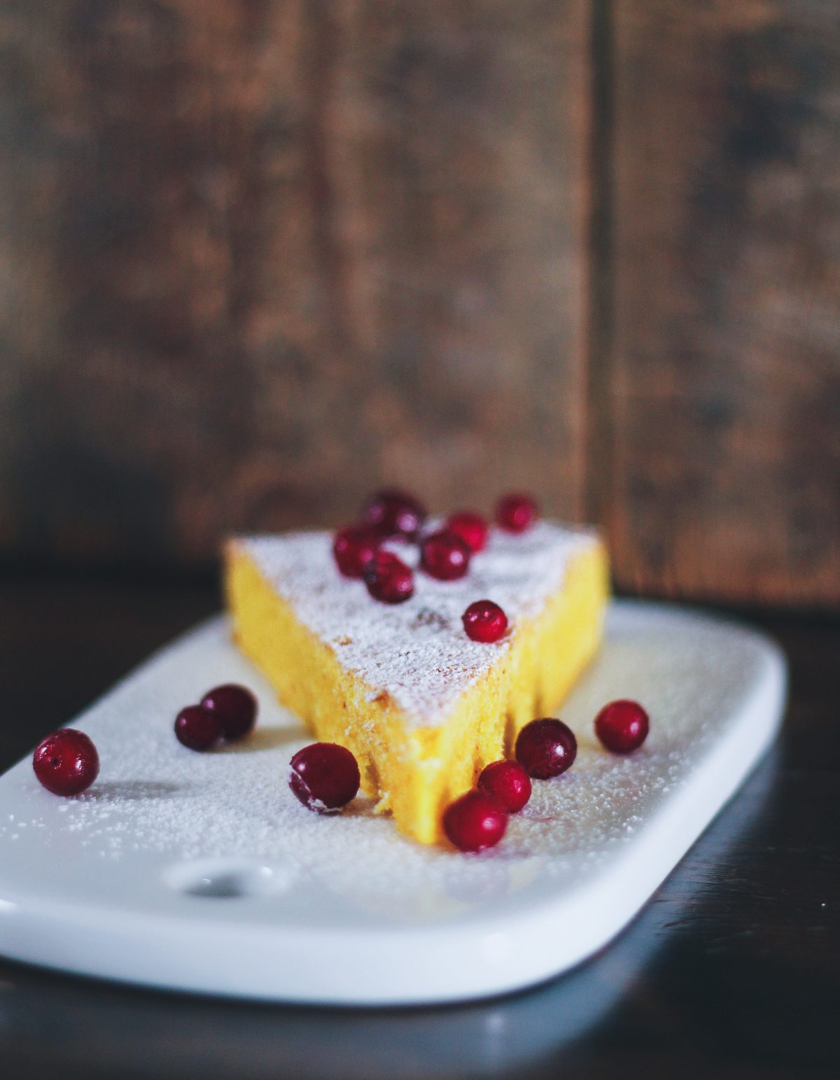 Saffranskladdkaka med vit choklad och lingongrädde • Heavenly Cupcake