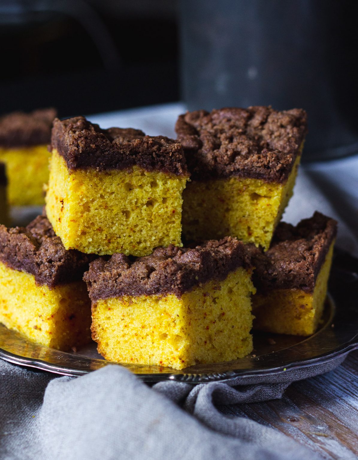 Saftig saffranskaka med frasig kaneltopping • Heavenly Cupcake